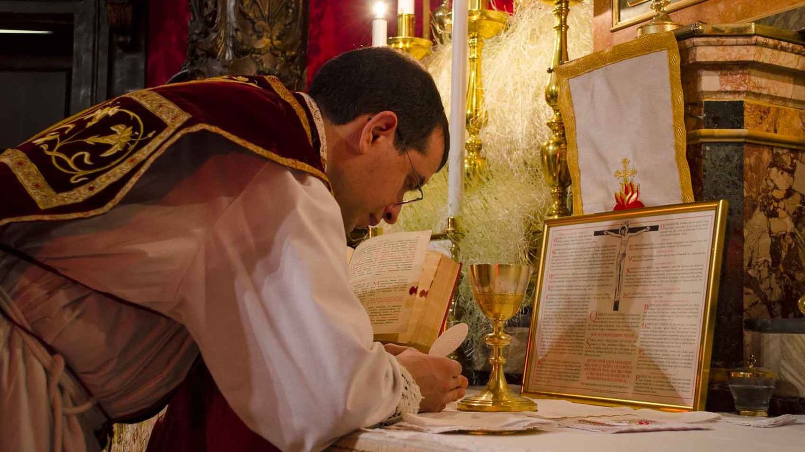 OBJETOS USADOS NA SANTA MISSA